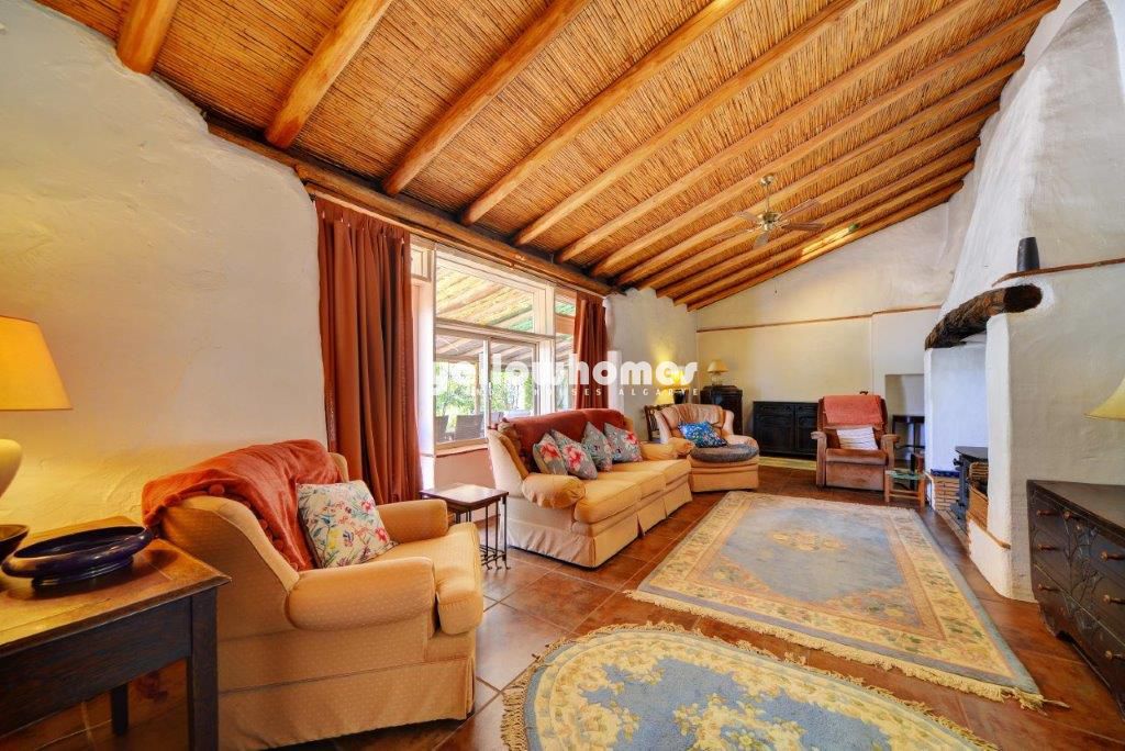 Unique opportunity:Charming Quinta with guest house in central yet ...